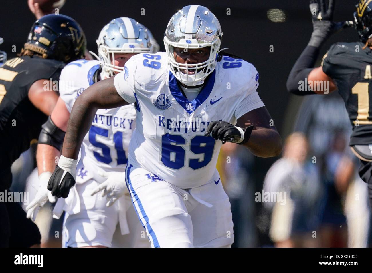 Kentucky offensive lineman Marques Cox (69) plays against Vanderbilt in ...