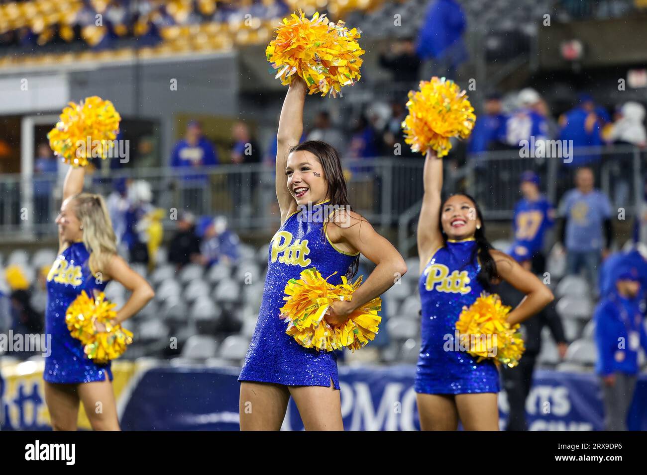 Pittsburgh panthers cheerleaders hi-res stock photography and images ...