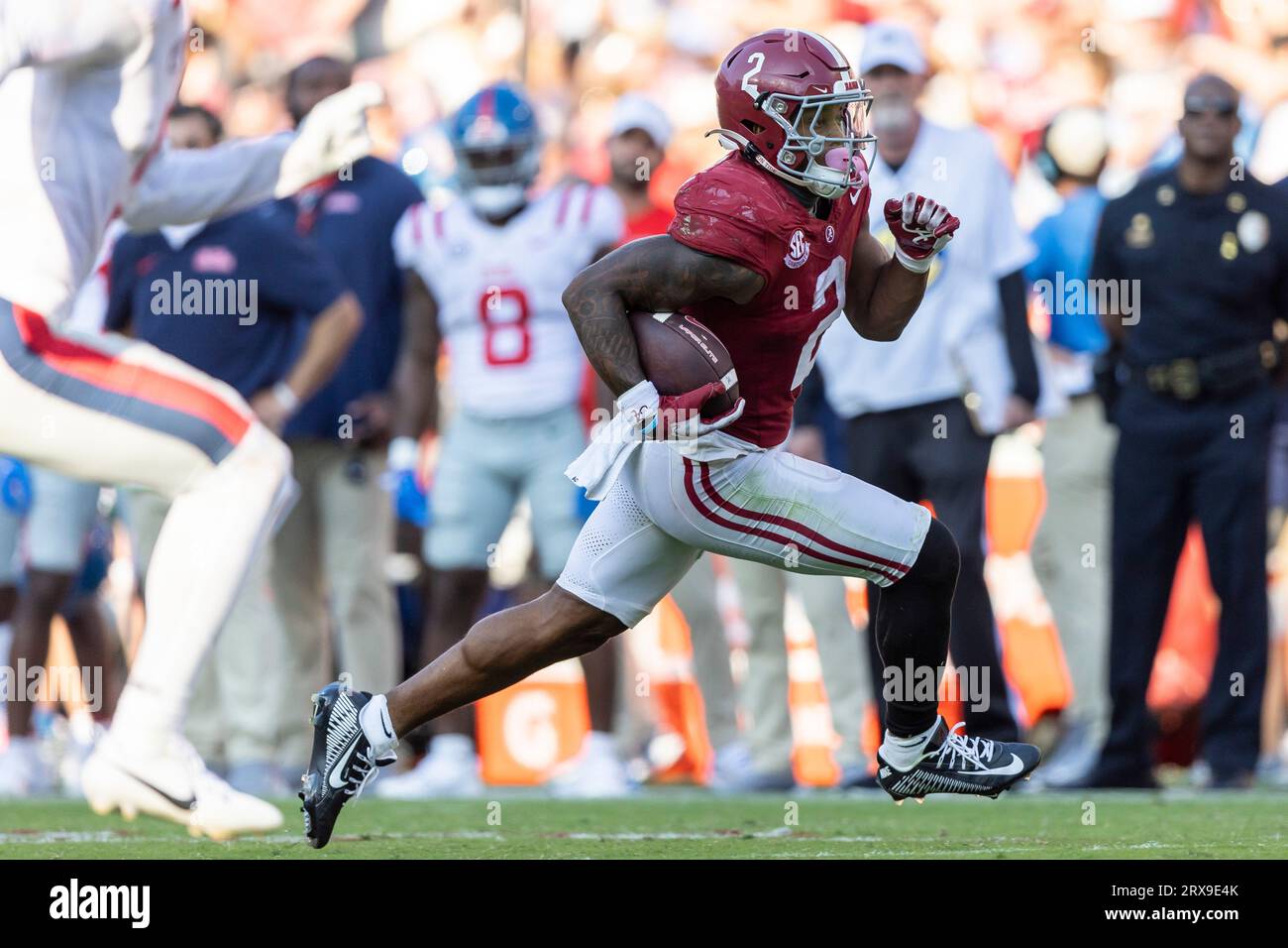 Alabama running back Jase McClellan (2) runs the ball against ...