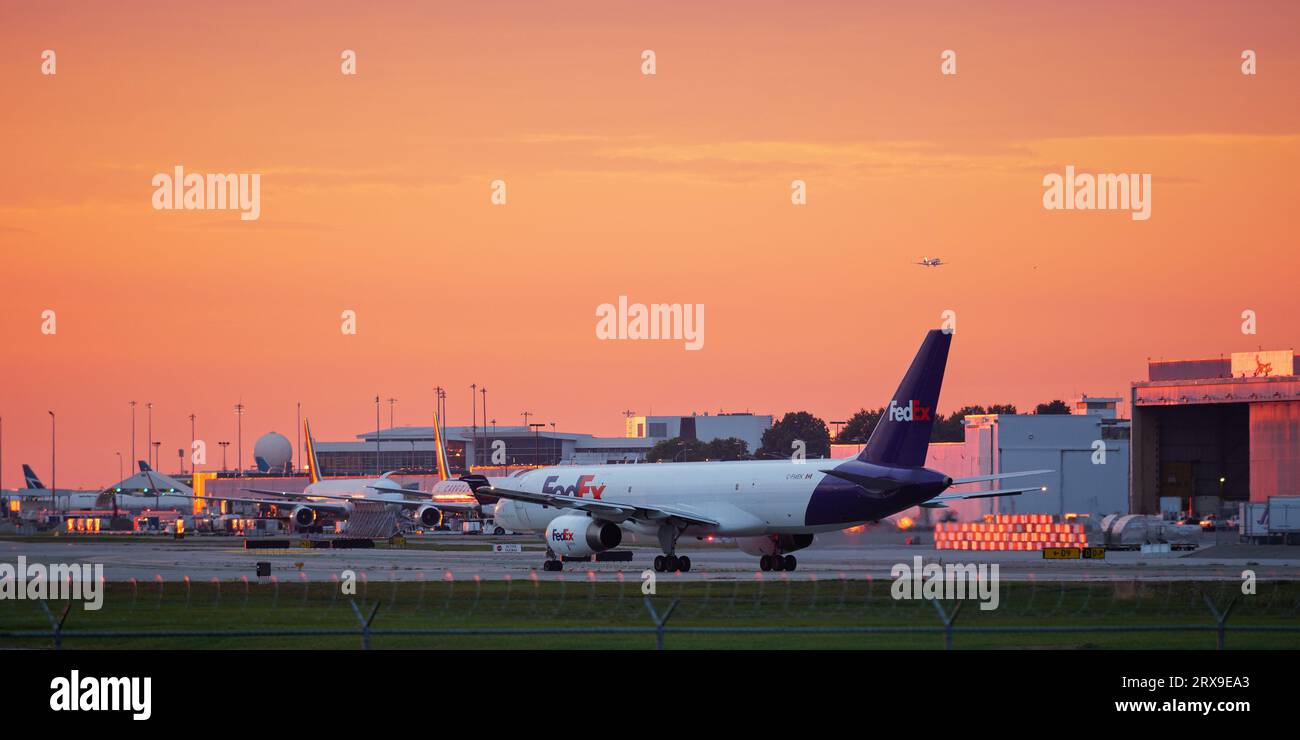 Fedex boeing 757 freighter hi-res stock photography and images - Alamy