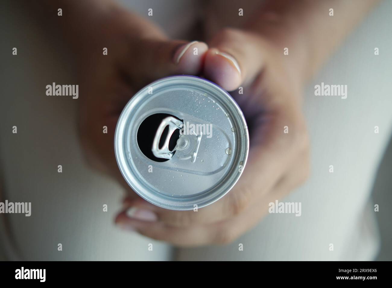 Opening a soda can hi-res stock photography and images - Alamy