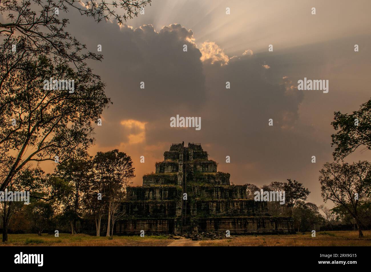 Cambodia prang pyramid khmer ruins hi-res stock photography and images ...