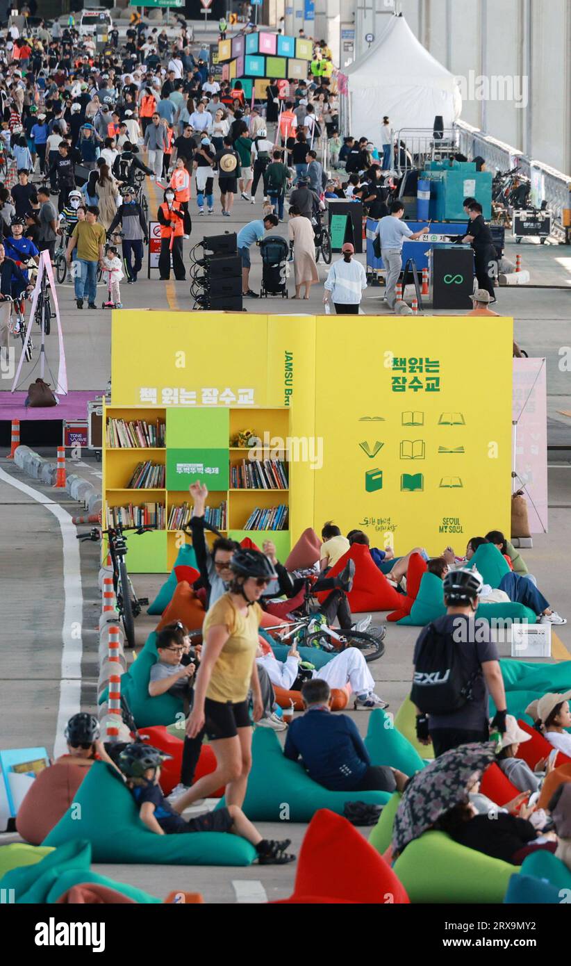 24th Sep, 2023. Car-free Jamsu Bridge festival People read books and ...