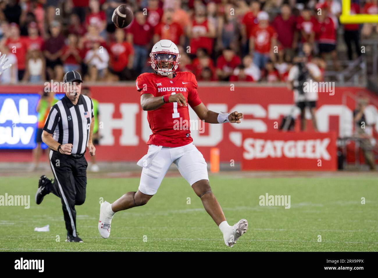 Houston, TX, USA. 23rd Sep, 2023. Houston Cougars quarterback Donovan ...