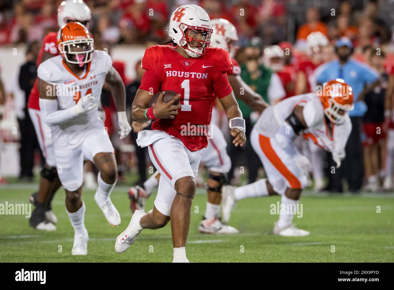 Houston, TX, USA. 23rd Sep, 2023. Houston Cougars quarterback Donovan ...