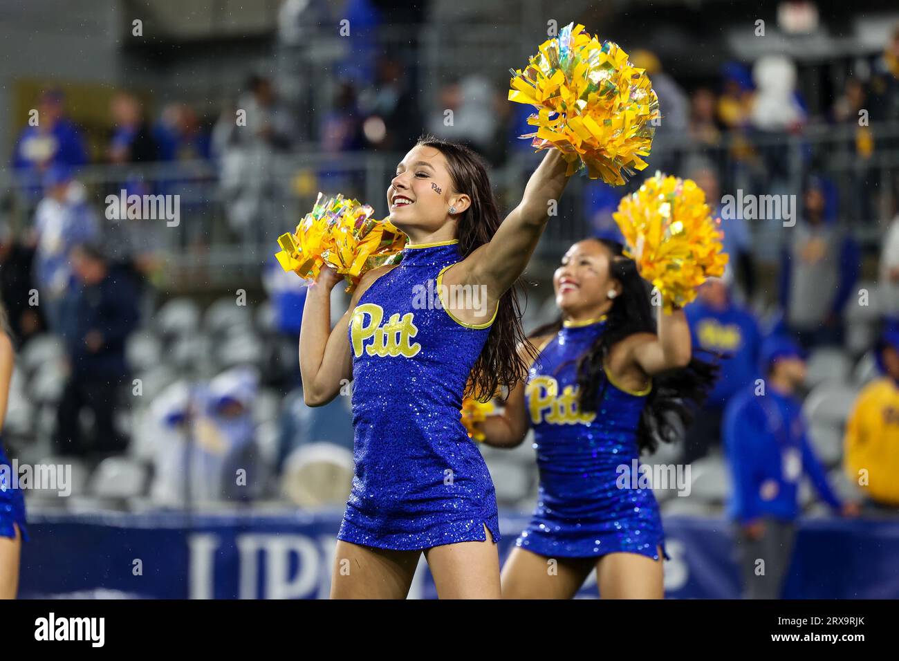 Pittsburgh panthers cheerleaders hi-res stock photography and images ...
