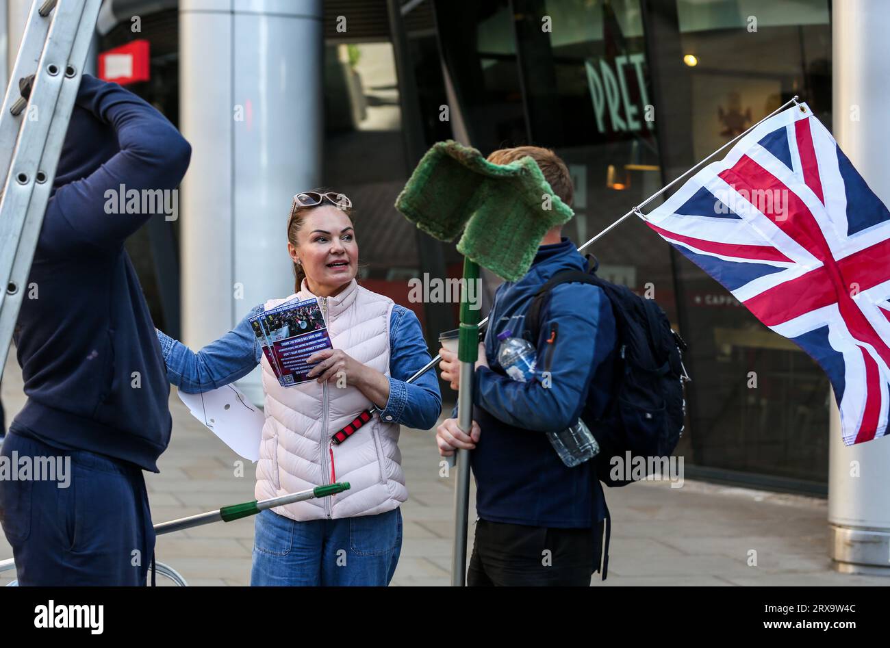 London, UK. 23rd Sep, 2023. A protester with a union flag speaks to a ...