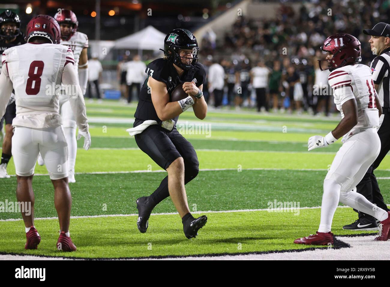 Hawaii quarterback Brayden Schager (13) runs into the end zone for a ...