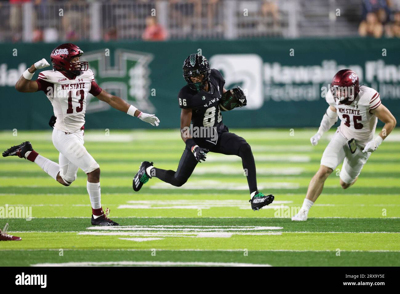 Hawaii wide receiver Pofele Ashlock (86) runs through New Mexico State ...