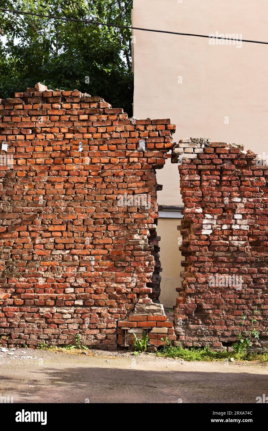 Bottleneck in the broken brick wall Stock Photo - Alamy