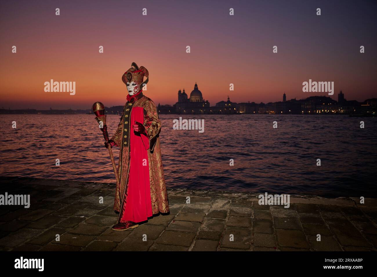 Venice masks embracing hi-res stock photography and images - Alamy