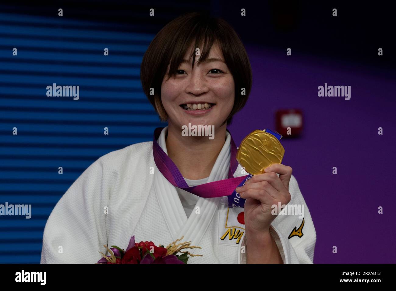 Japan's Natsumi Tsunoda celebrates with her gold medal in the Women's ...