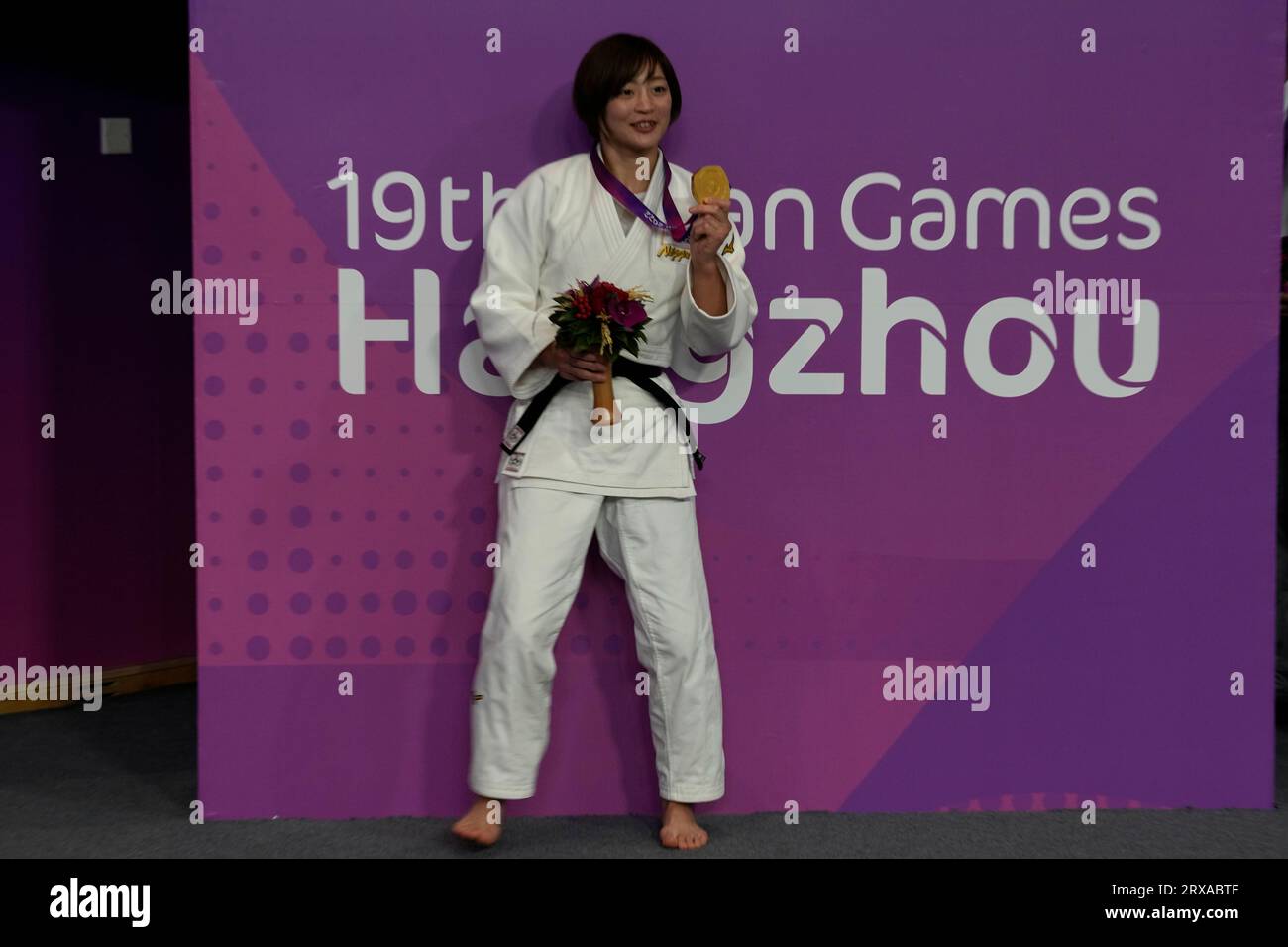 Japan's Natsumi Tsunoda celebrates with her gold medal in the Women's ...