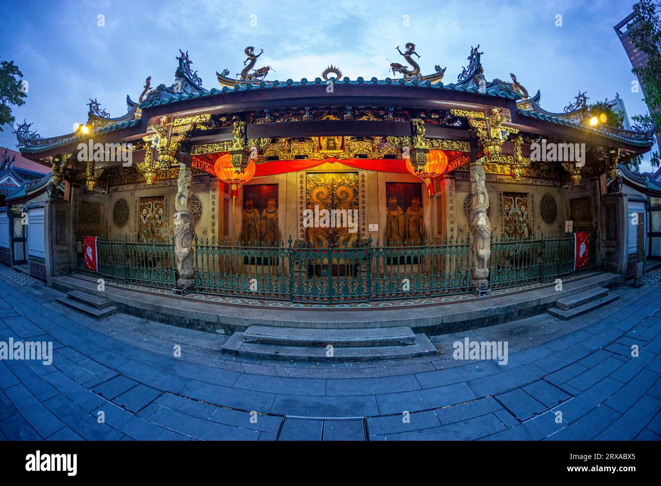 Exterior of Thian Hock Keng Temple in evening light. Chinatown ...