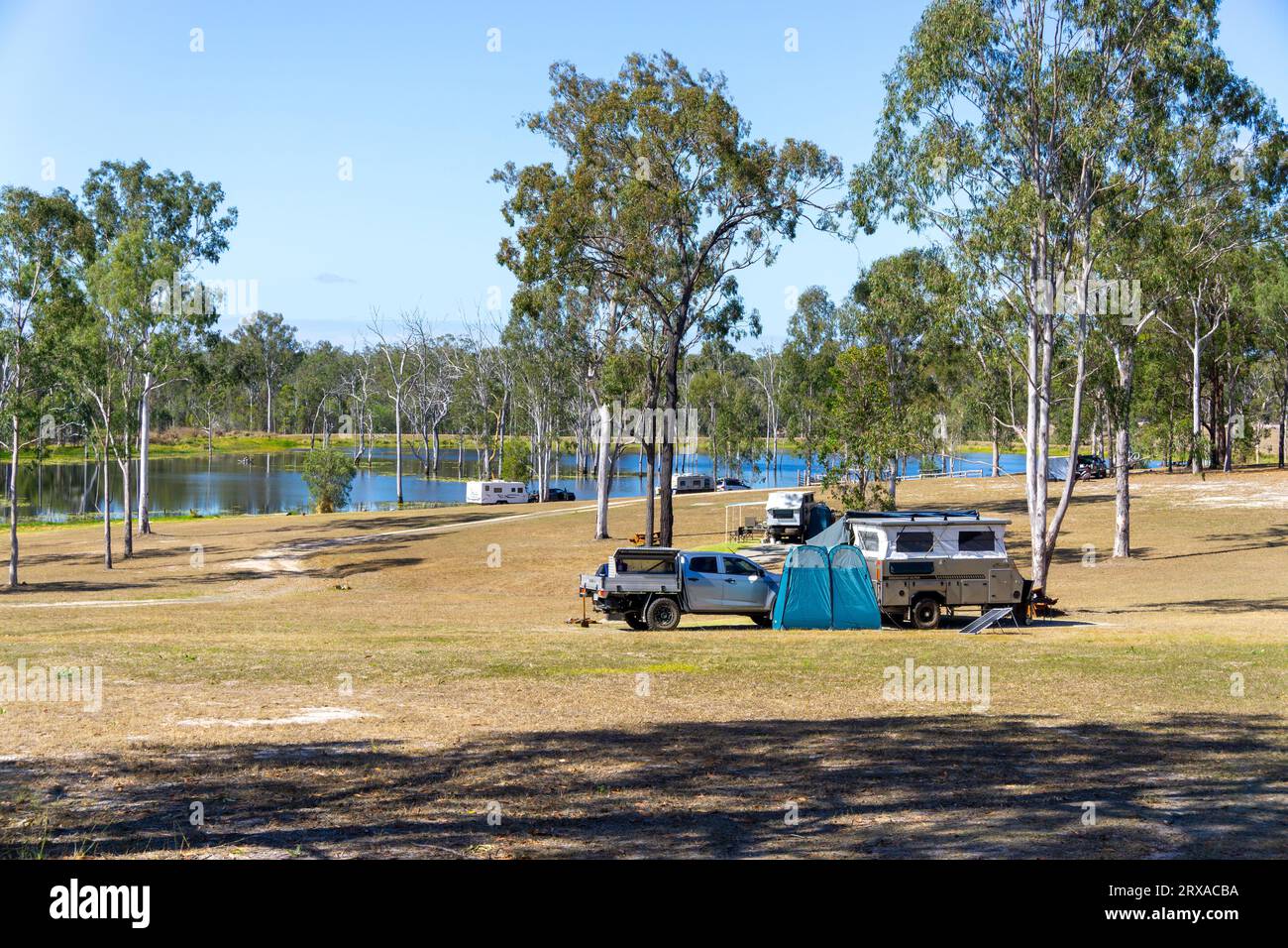 Caravans camping on backs of freshwater dam, Childers, Queensland ...