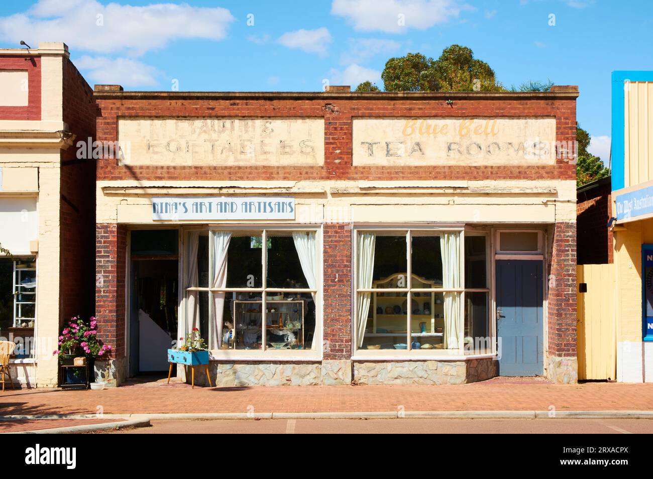 Ninas art and artisans gallery hi-res stock photography and images - Alamy