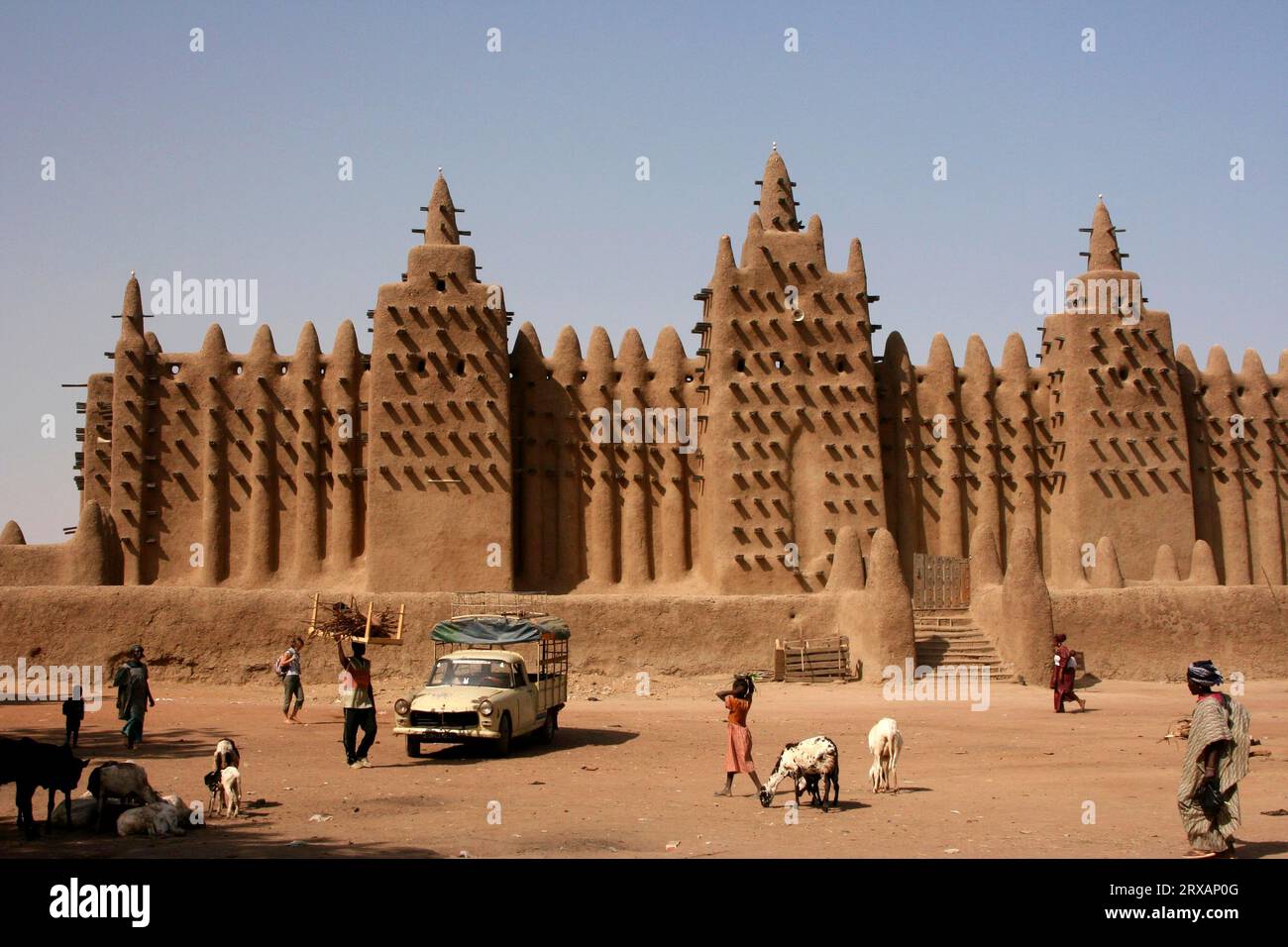 The Mosque of Djenne, the largest mud building in the world, Mali Stock ...