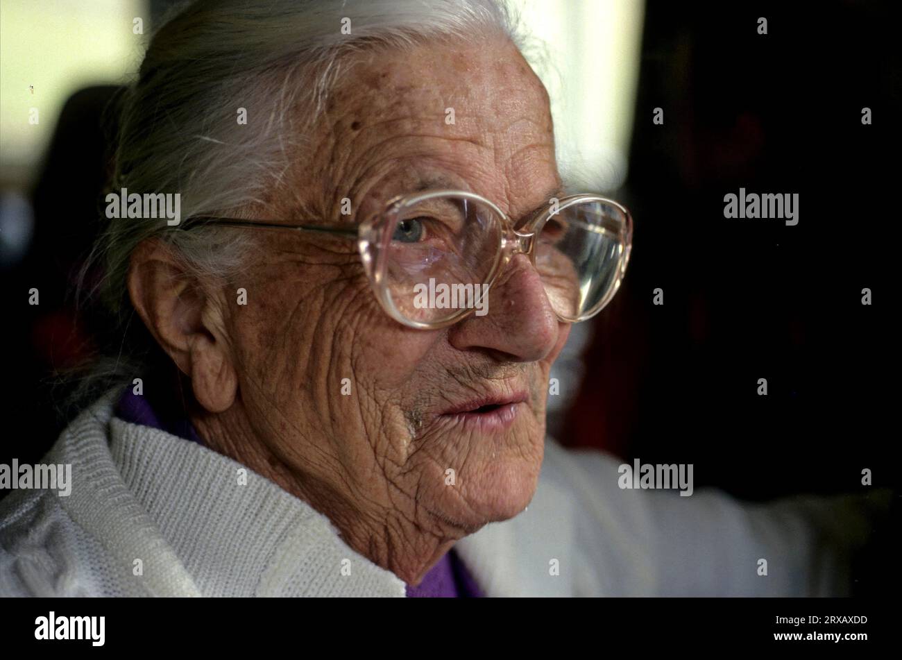 Senior citizen, 80 year old woman, portrait Stock Photo - Alamy