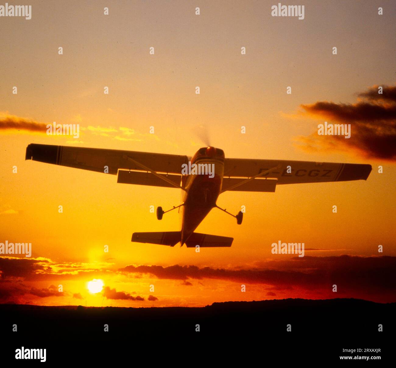 Aeroplane in the sky sunset hi-res stock photography and images - Alamy