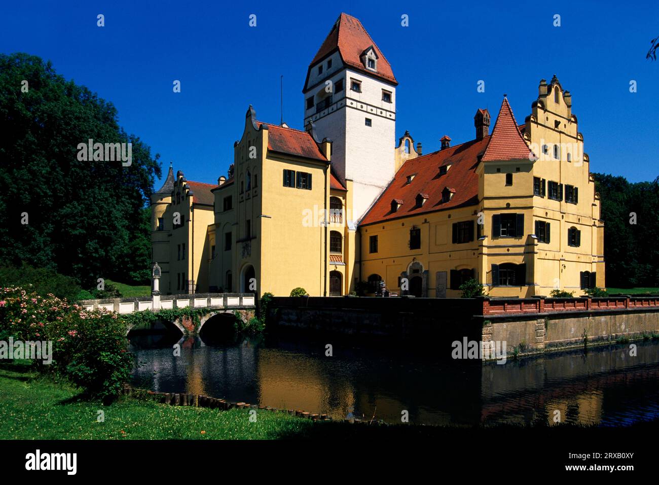 Moated castle in Schoenau in the spa triangle, castle, Bavarian thermal ...