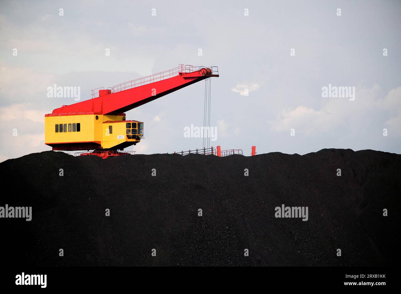 Coal loading with crane in the port of Riga Stock Photo - Alamy