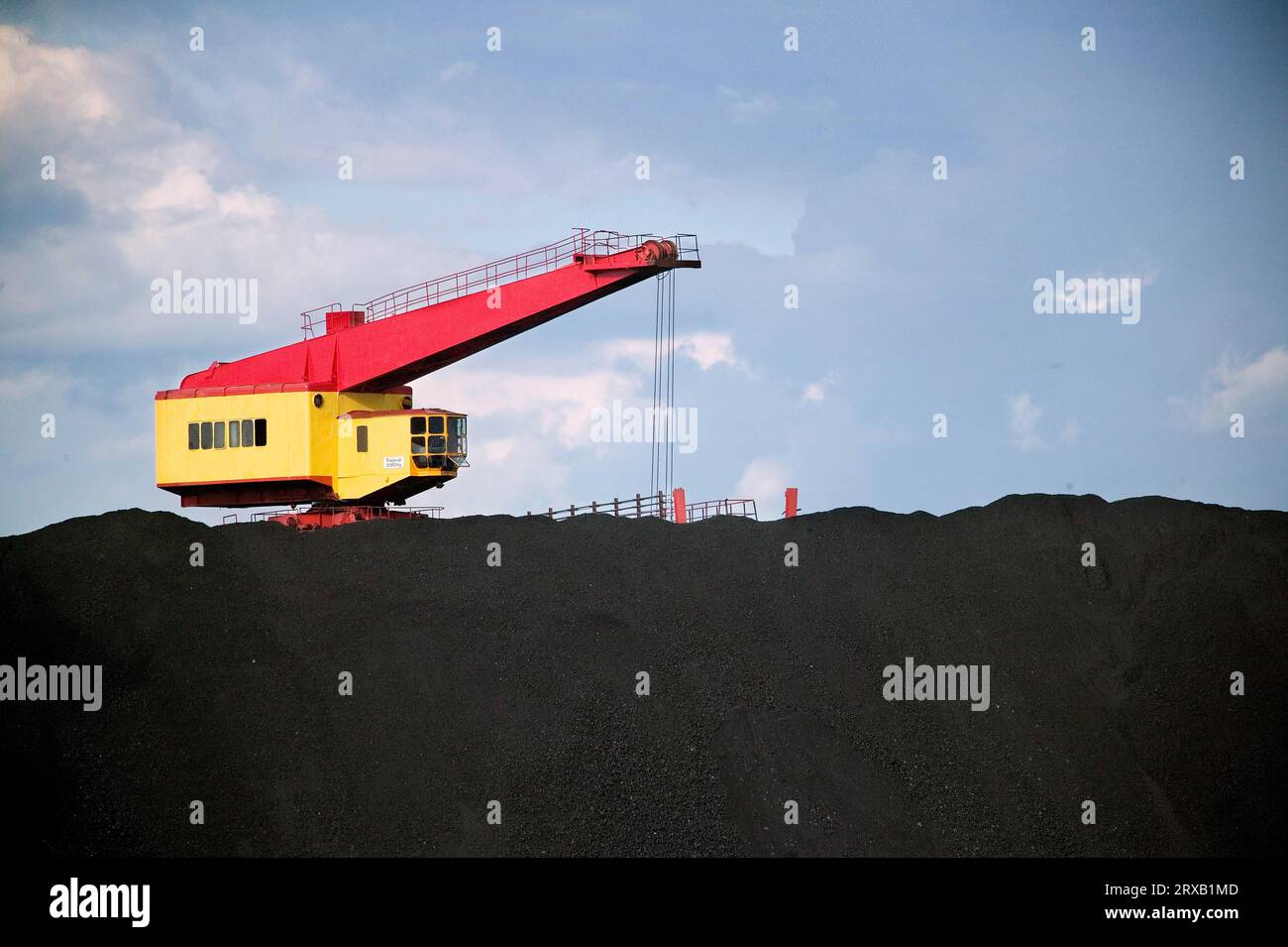 Coal crane loading hi-res stock photography and images - Alamy