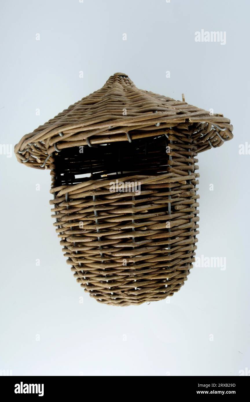 Nesting box for semi-cavity nesting birds, exemption, object, nature ...