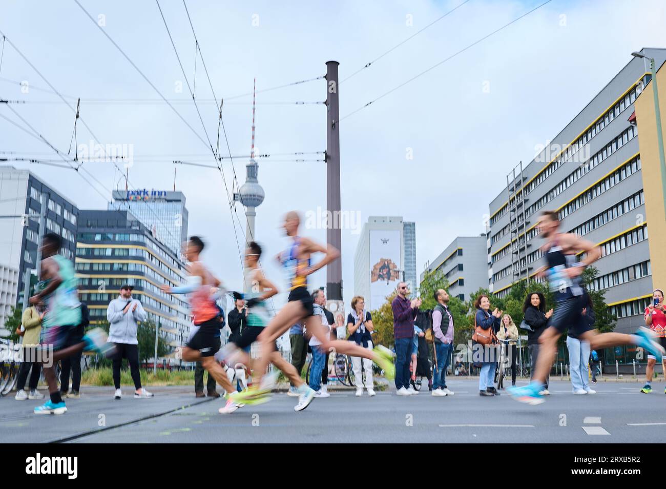 Lnag distance runner hi-res stock photography and images - Alamy