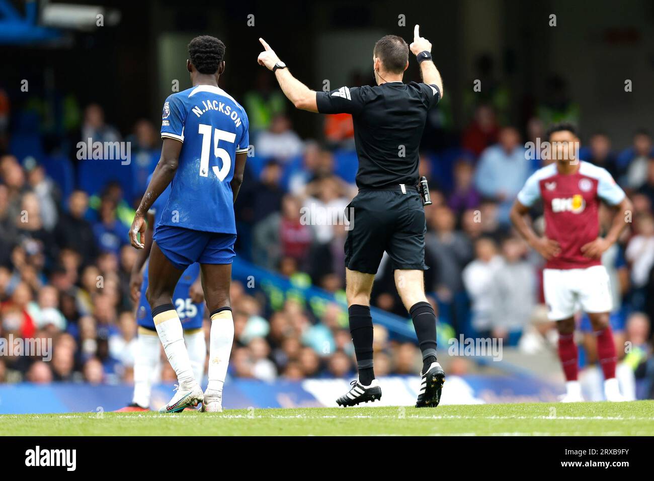 Referee signals for var hi-res stock photography and images - Alamy