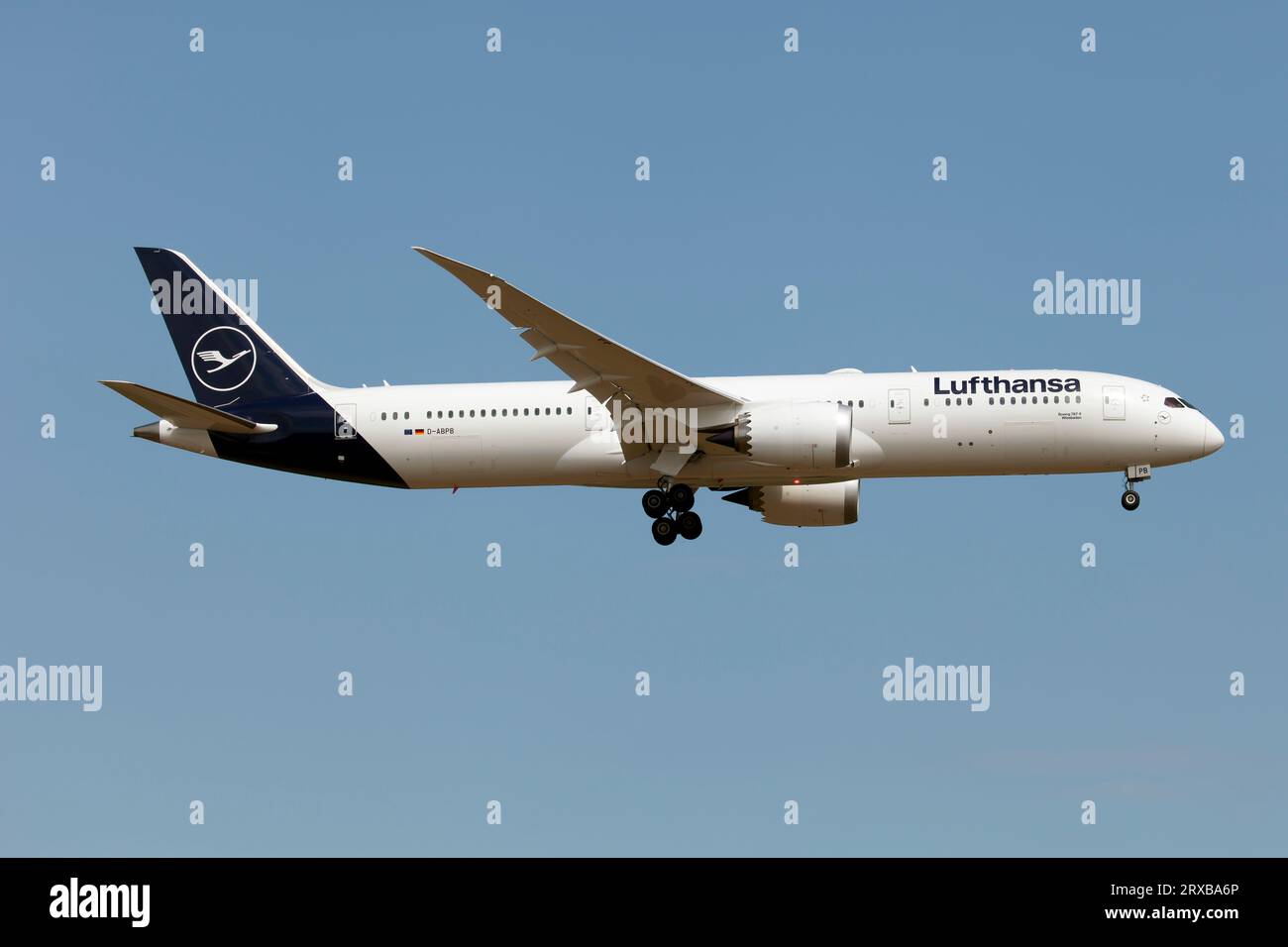 A Lufthansa Boeing 787-9 Dreamliner landing at Frankfurt Rhein-Main ...