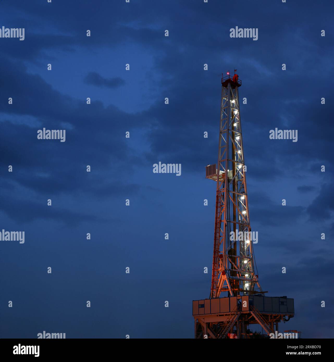 Oil rigs night hi-res stock photography and images - Alamy