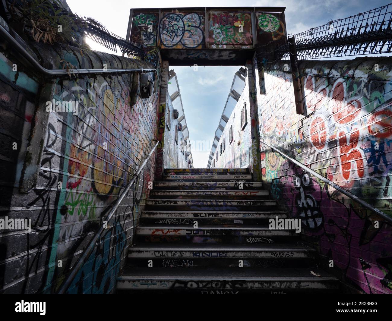 Bridge graffiti london hi-res stock photography and images - Alamy