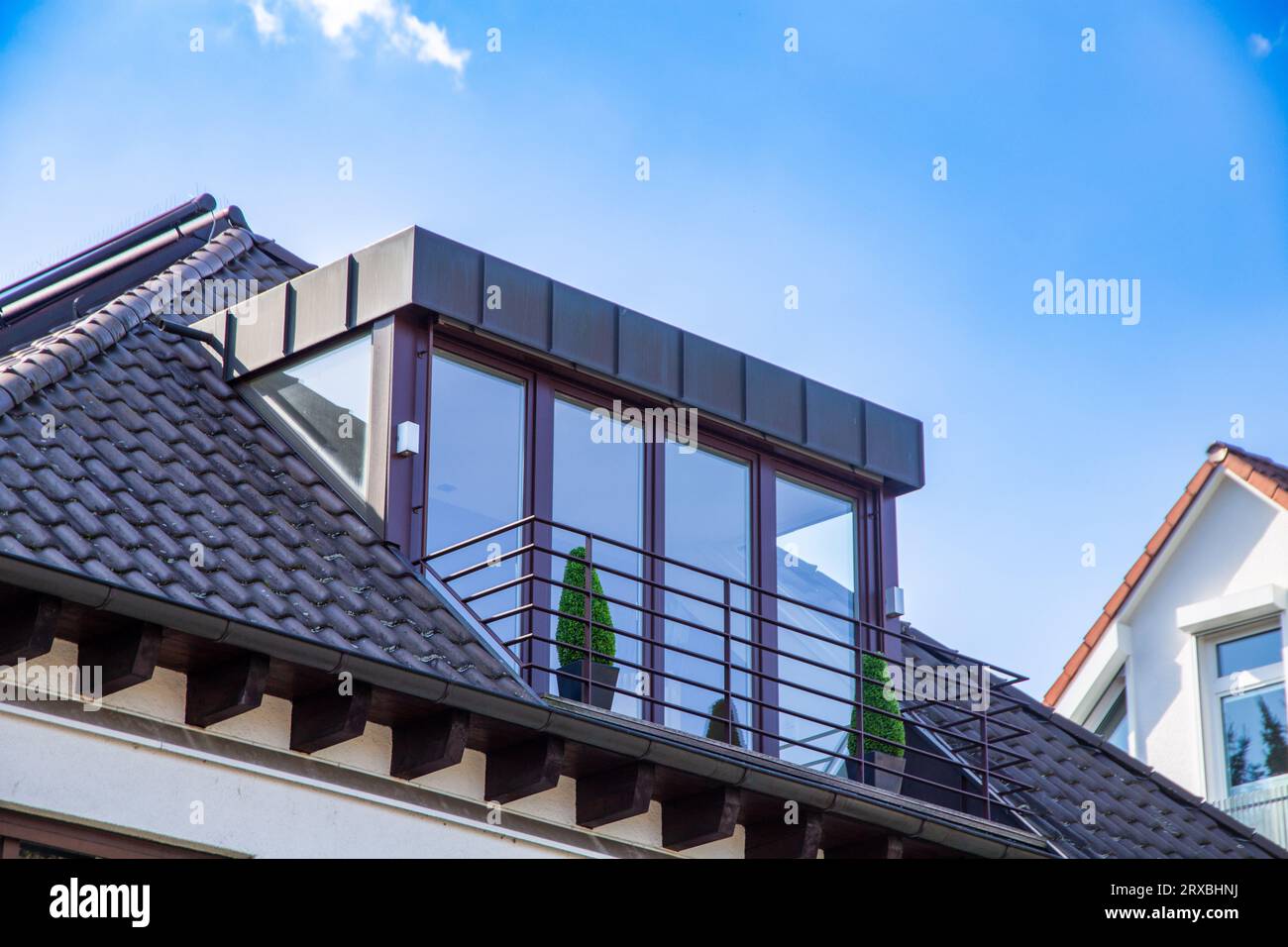 Side windows hi-res stock photography and images - Alamy