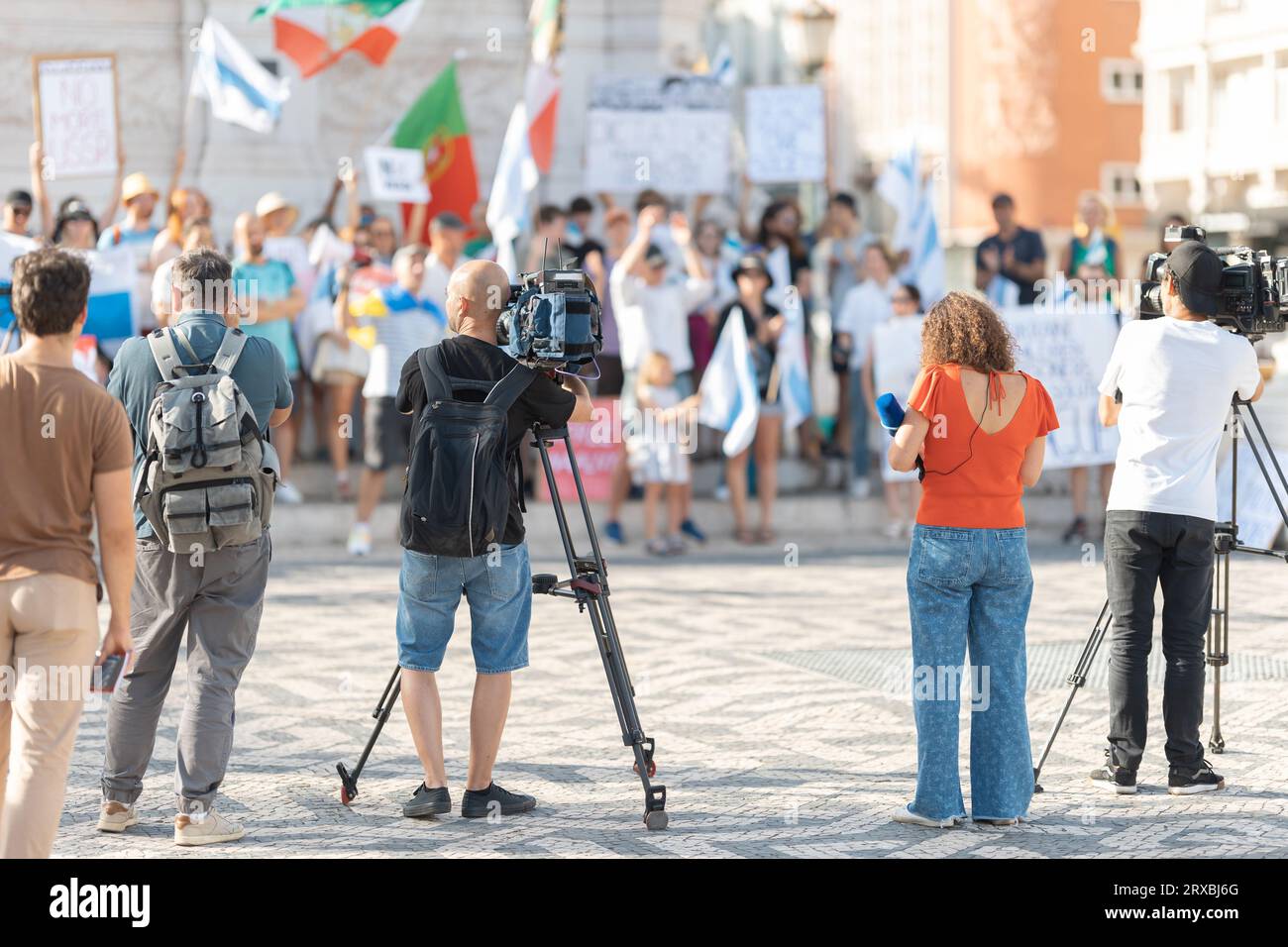 Reporters street walk hi-res stock photography and images - Alamy