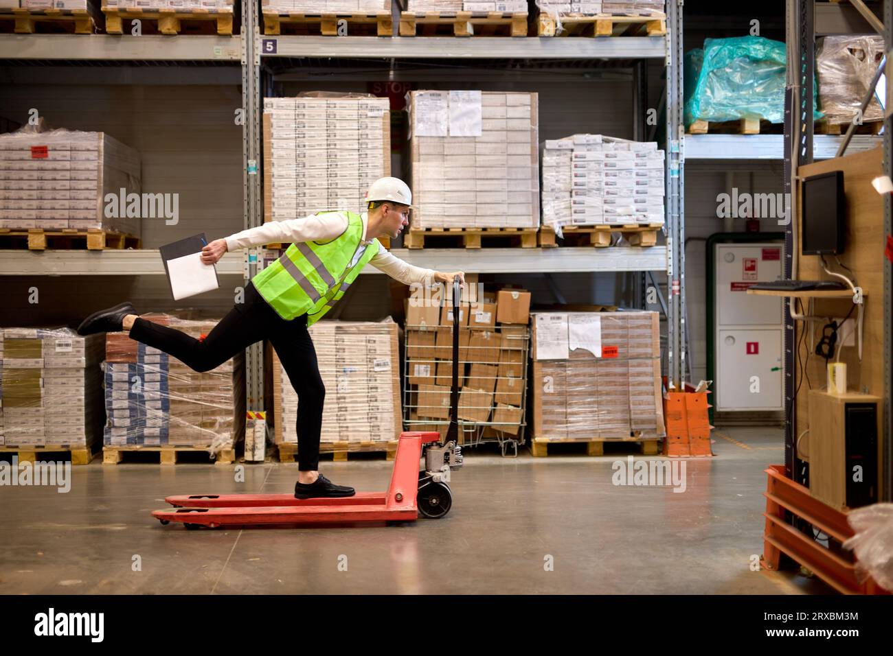 Employee stacking shelves hi-res stock photography and images - Alamy