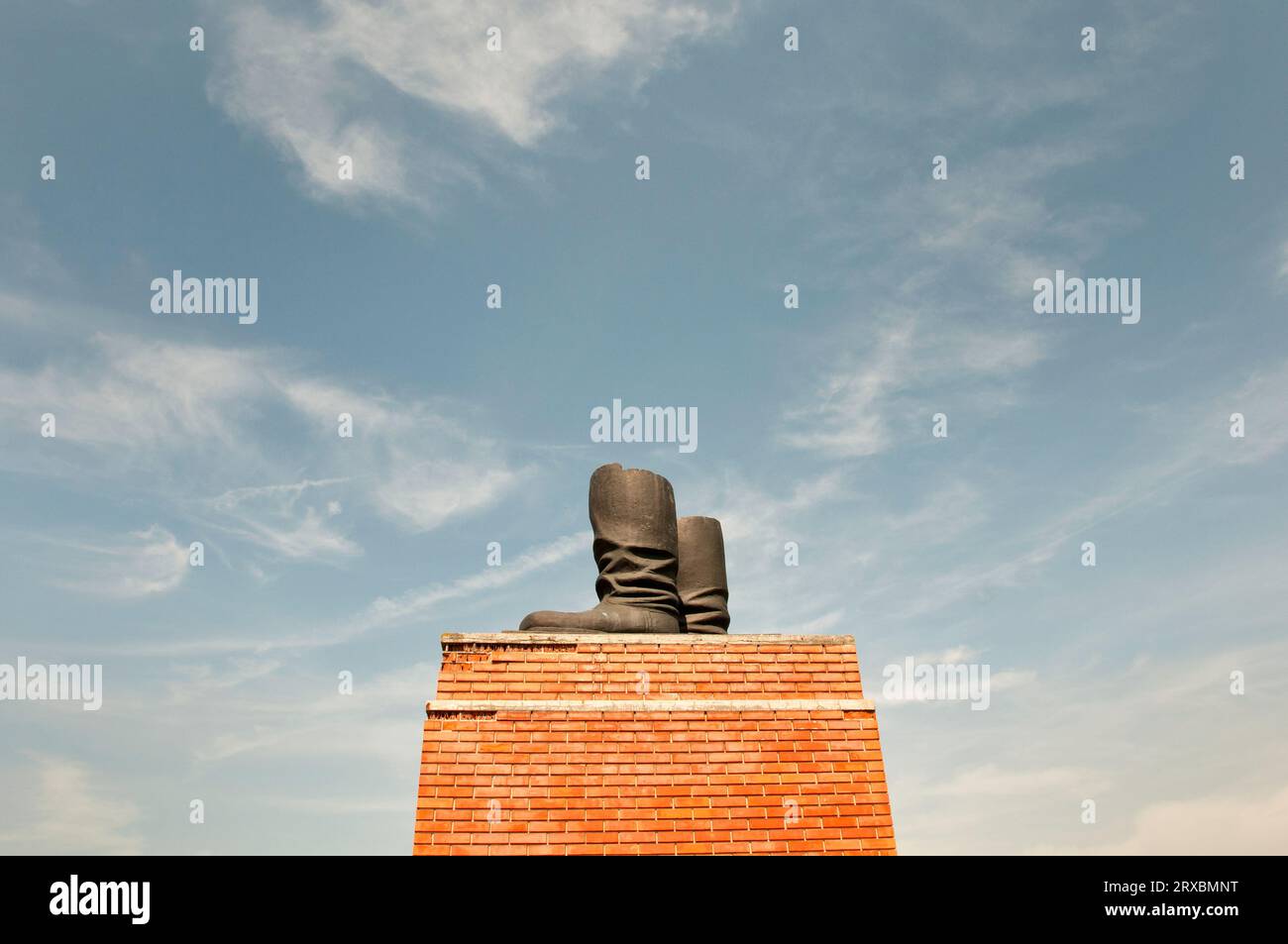 Empty park statue pedestal hi-res stock photography and images - Alamy