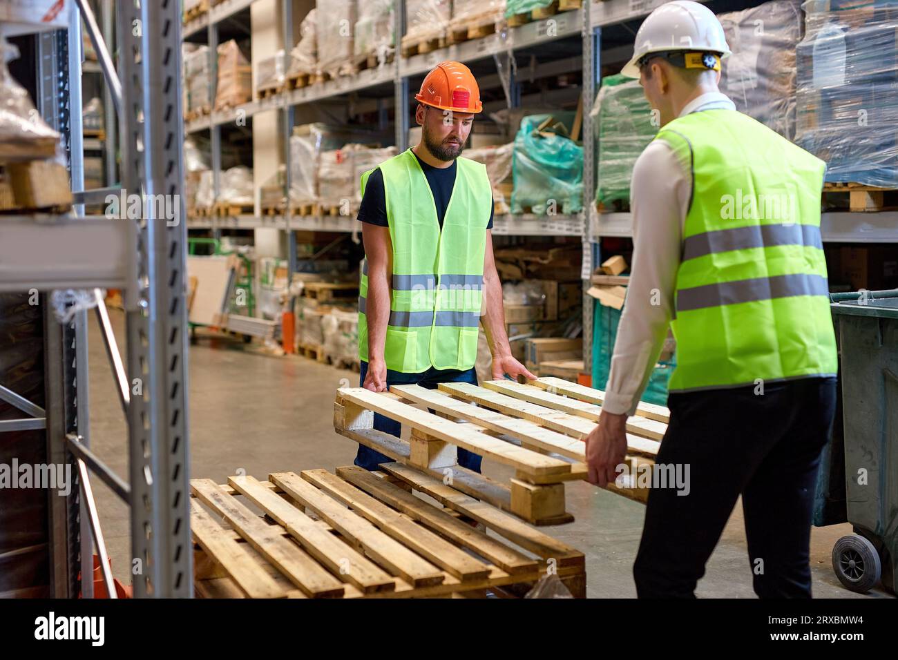 Guys working construction hi-res stock photography and images - Alamy