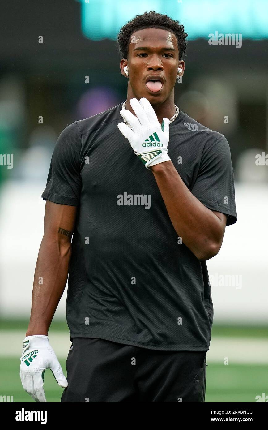 New York Jets wide receiver Garrett Wilson warms up before playing ...