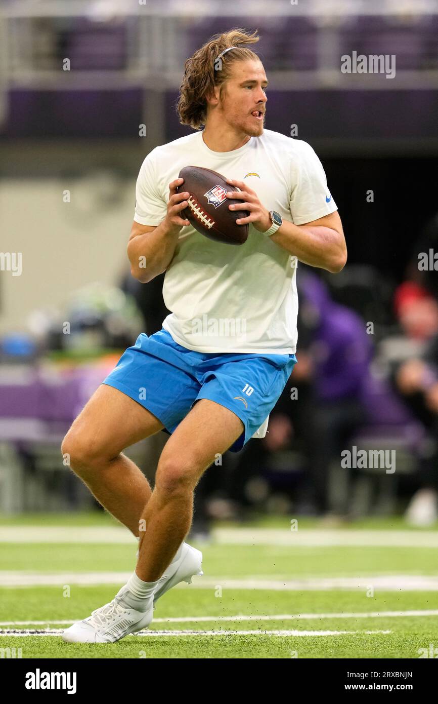 Los Angeles Chargers quarterback Justin Herbert warms up before an NFL ...