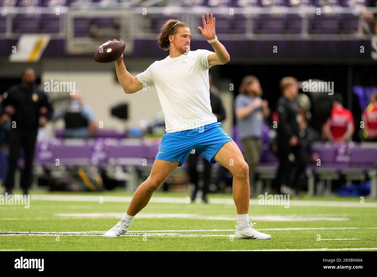 Los Angeles Chargers quarterback Justin Herbert warms up before an NFL ...