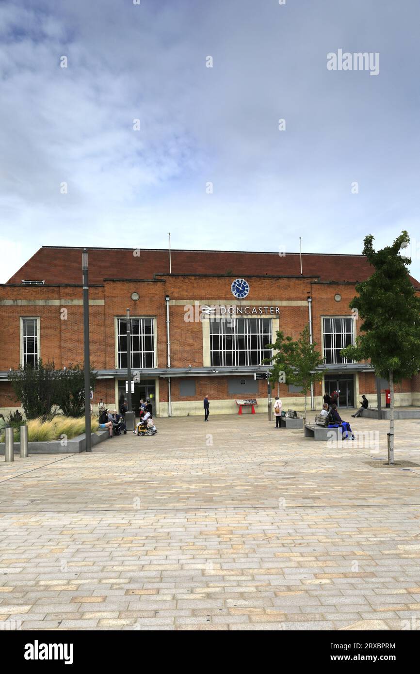 Doncaster railway station facade hi-res stock photography and images ...