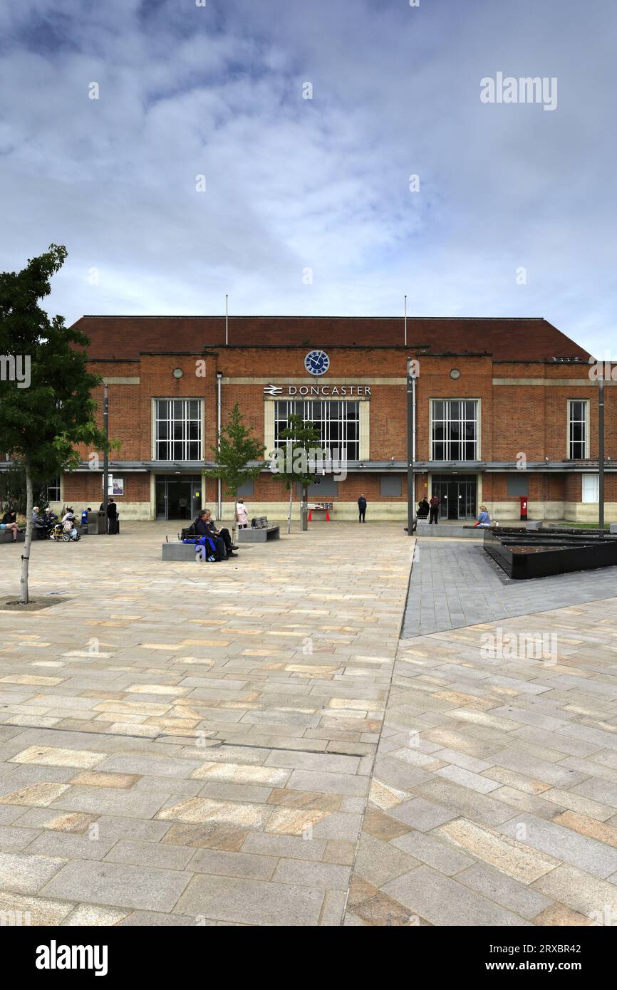 Doncaster railway station facade hi-res stock photography and images ...