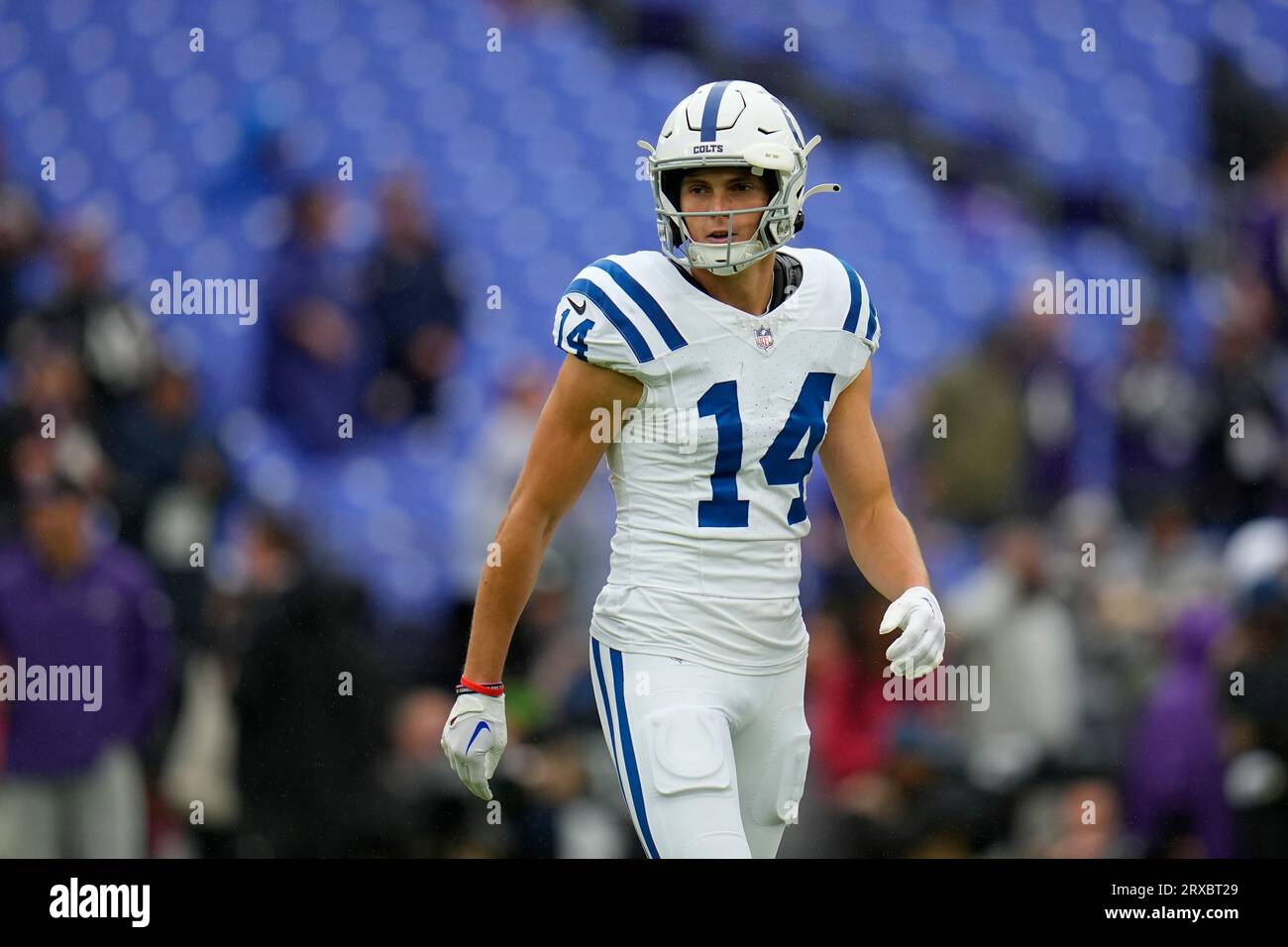 Indianapolis Colts wide receiver Alec Pierce warms up before an NFL ...
