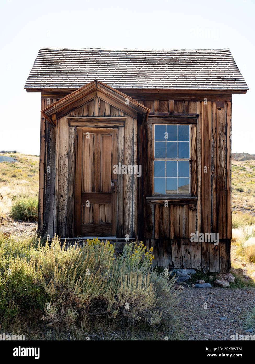California desert with an old shack Stock Photo - Alamy
