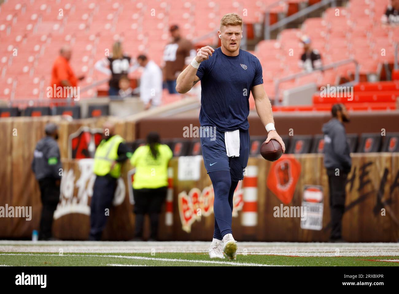 Tennessee Titans quarterback Will Levis (8) warms up prior to the stat ...