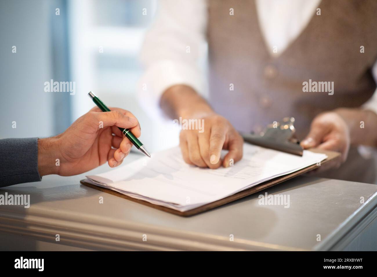 Hotel receptionist arab hi-res stock photography and images - Alamy