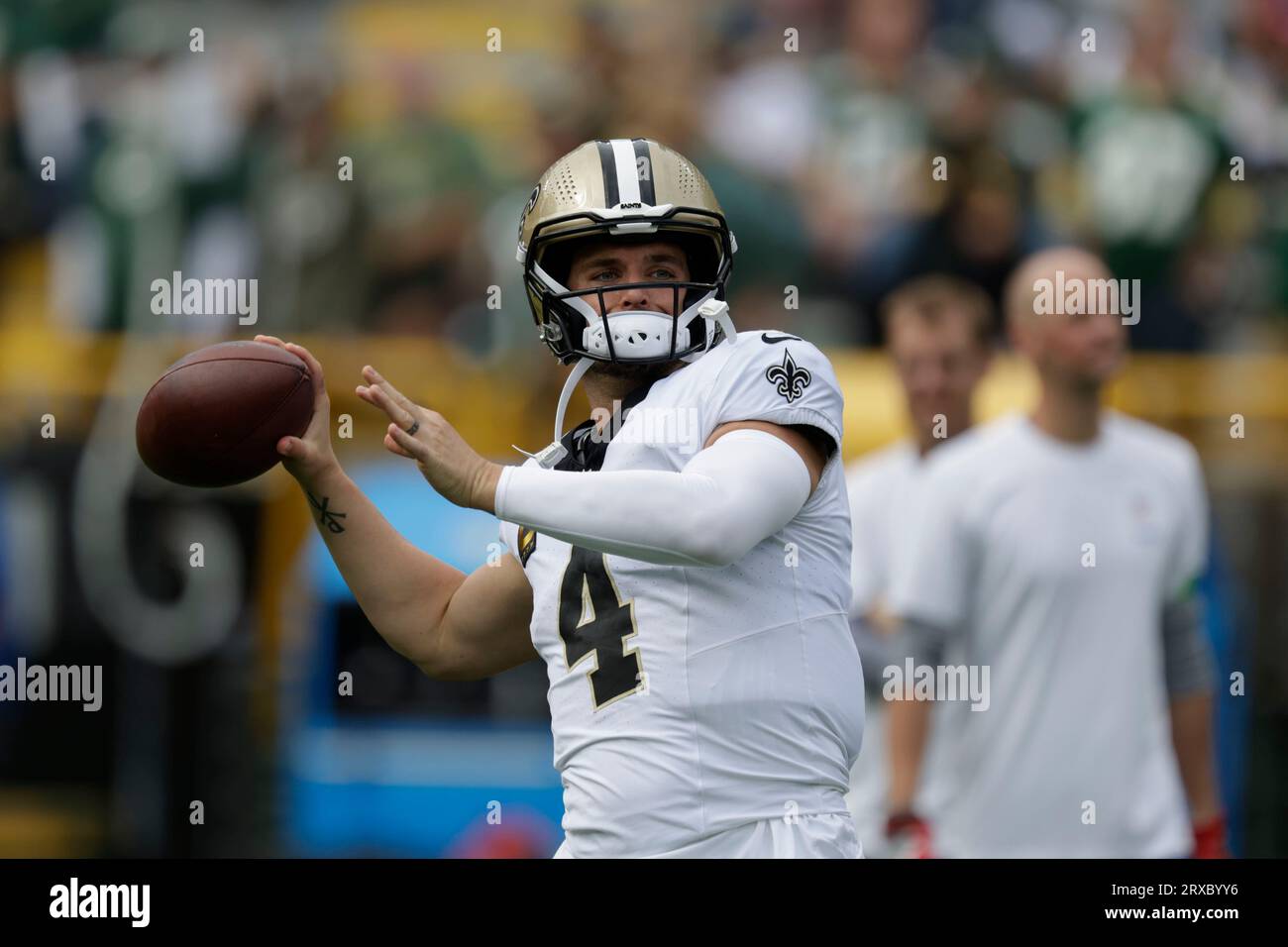 New Orleans Saints quarterback Derek Carr (4) warms up before an NFL ...