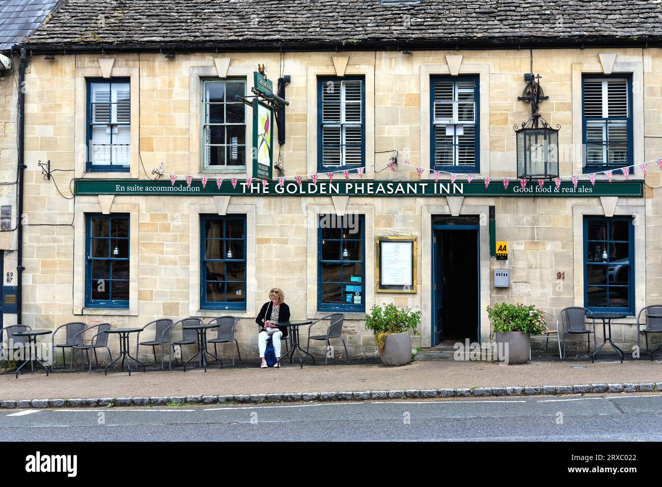 Exterior of the Golden Pheasant Inn on Burford high street, Oxfordshire ...