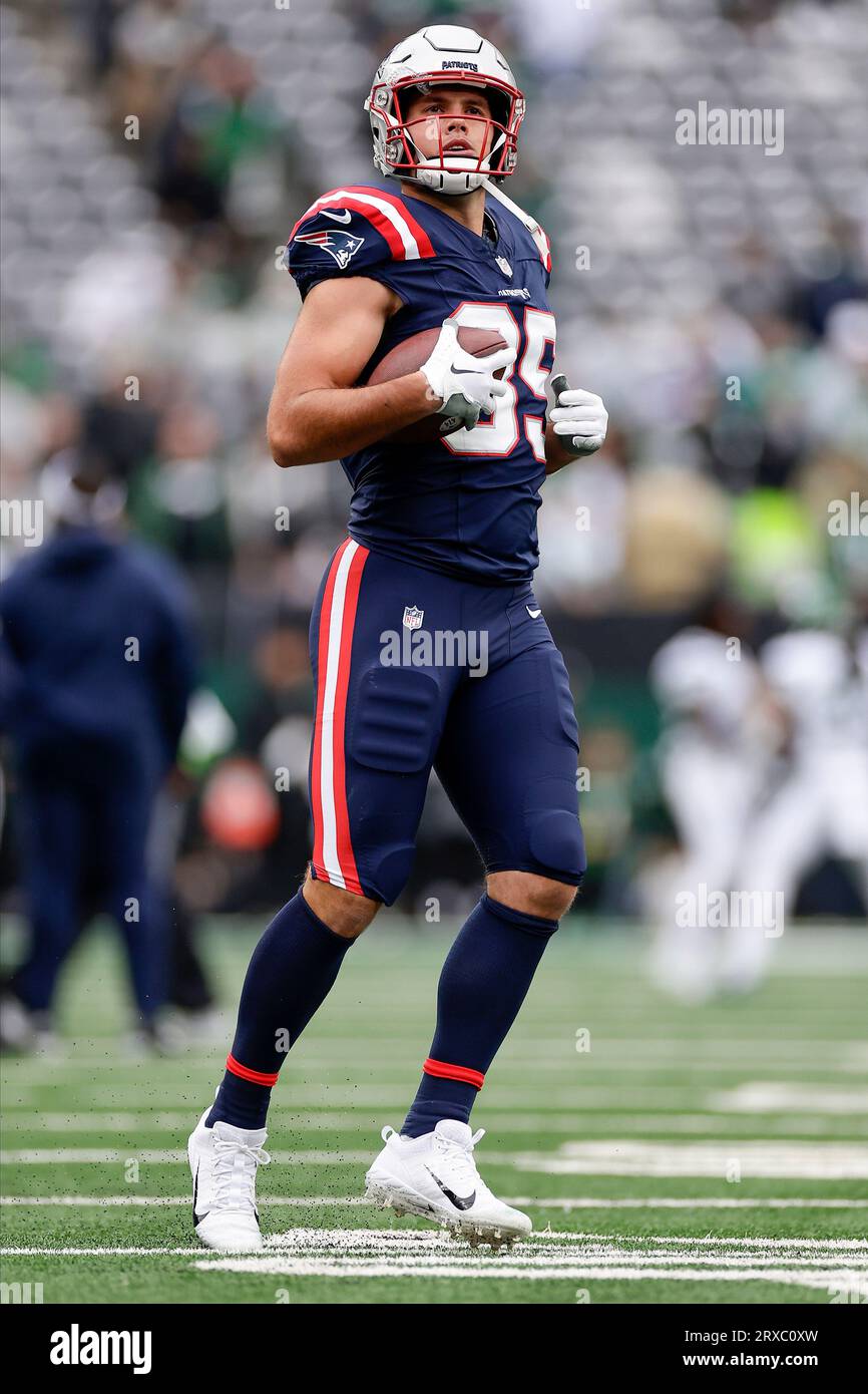 New England Patriots tight end Hunter Henry (85) warms up before ...