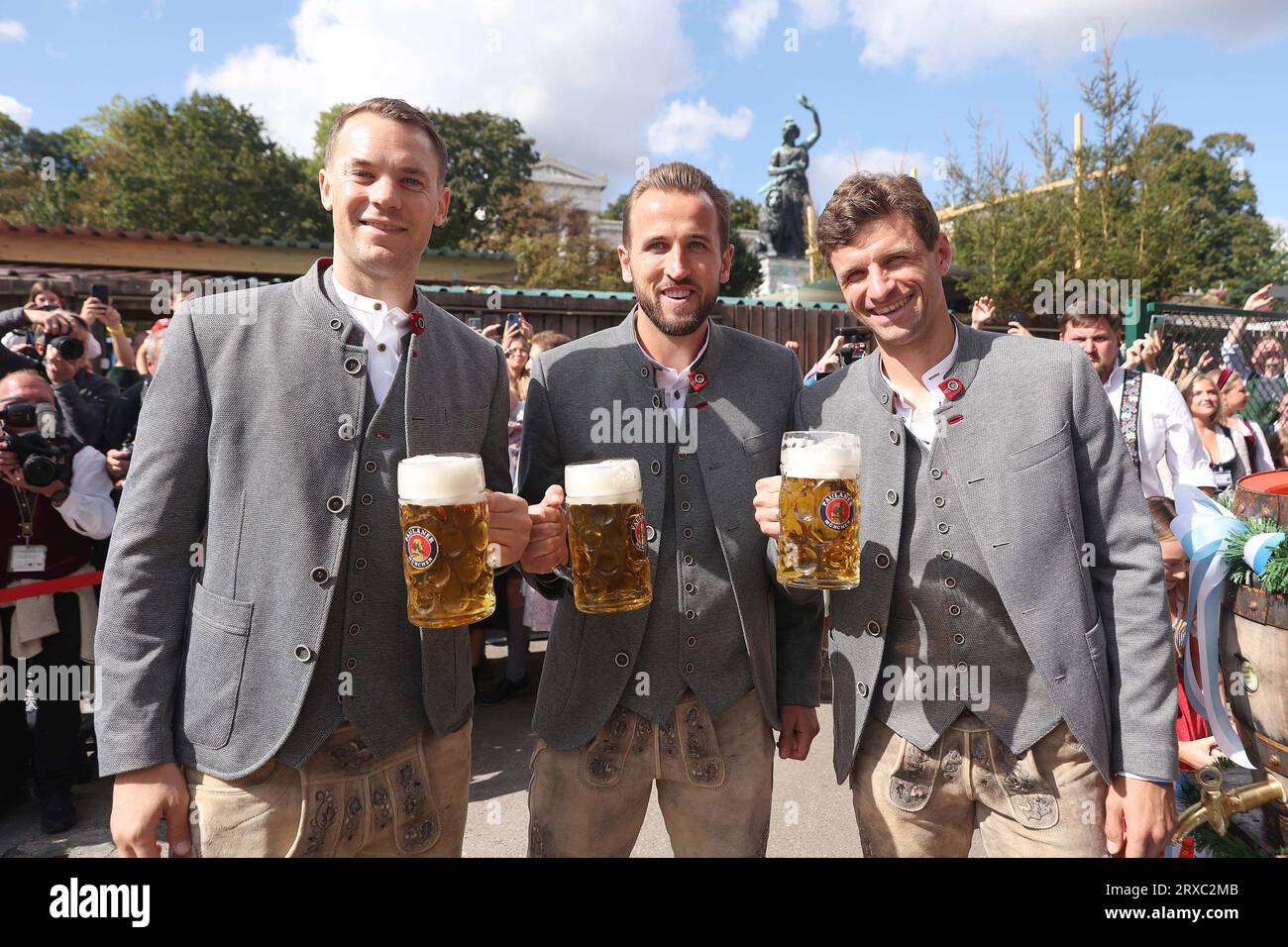 Harry kane fc bayern munchen thomas muller hi-res stock photography and ...